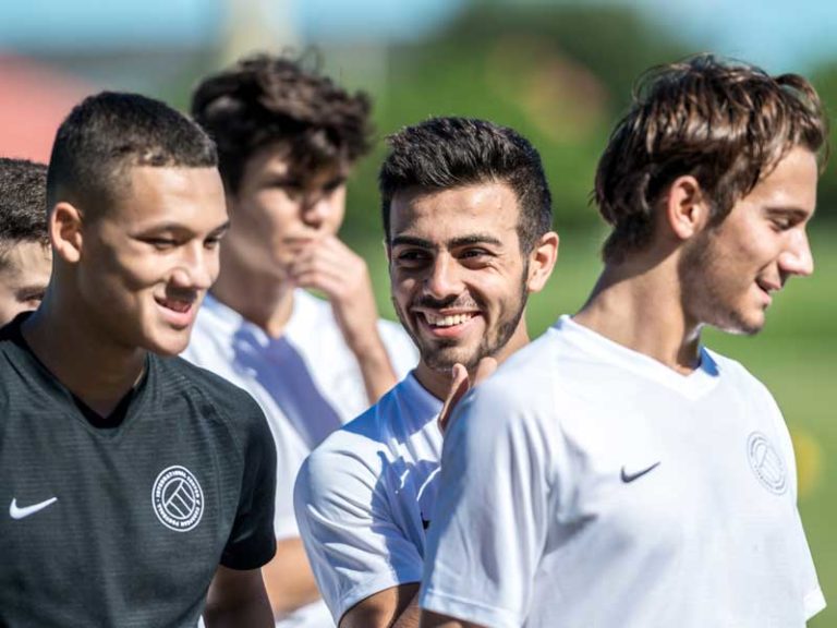 The top 5 qualities to become a professional football player - Paris ...