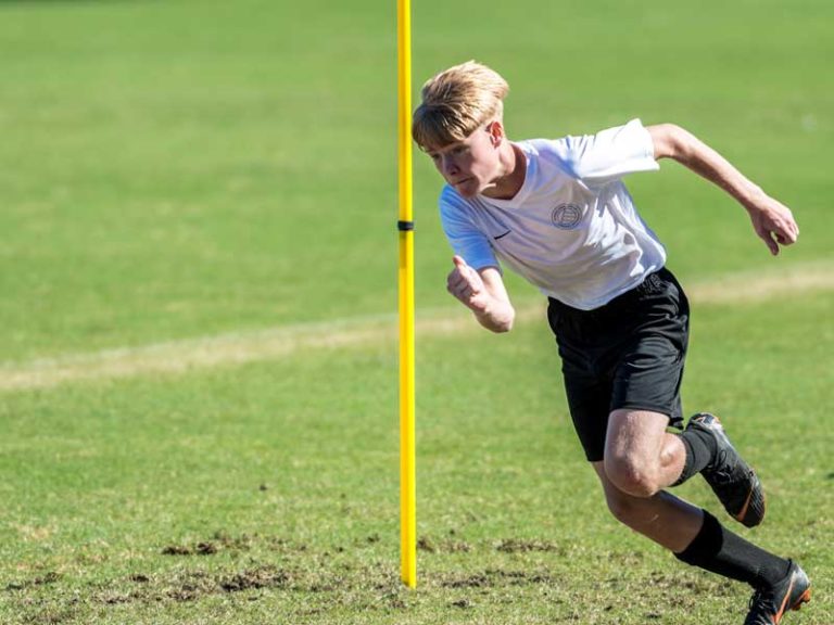 The top 5 qualities to become a professional football player - Paris ...